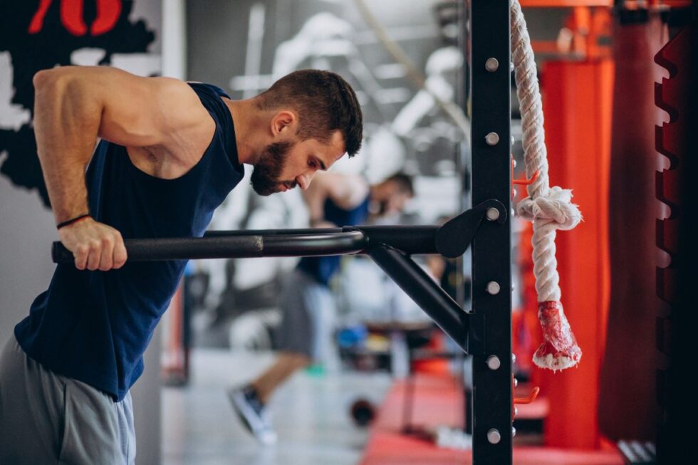 Les 5 meilleures stratégies pour progresser en dips lestés sans stagner