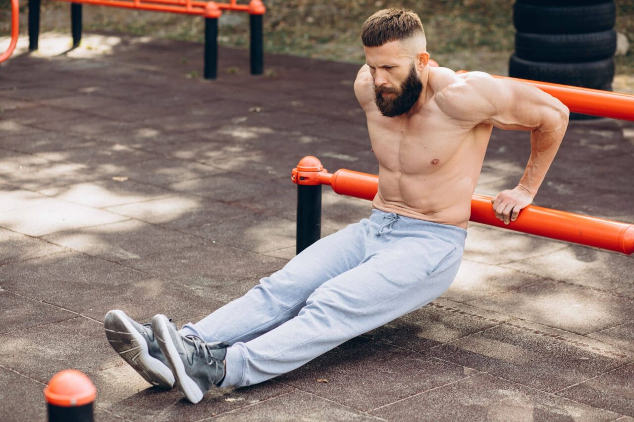 dips sur chaise : l’astuce simple pour muscler vos triceps